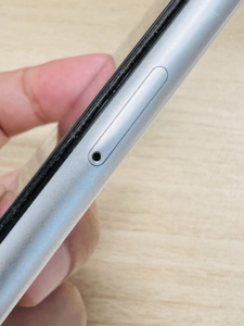 【iPhone SE】SIMカードの入れ方 入れ替え方法【向きは？】 – Super Geek Tiger