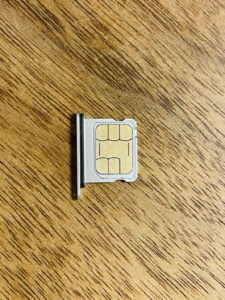 iPhone16 開封の儀とSIMカードの入れ替え方法｜初期設定ガイド【SIMカードの向きは？】 – Super Geek Tiger